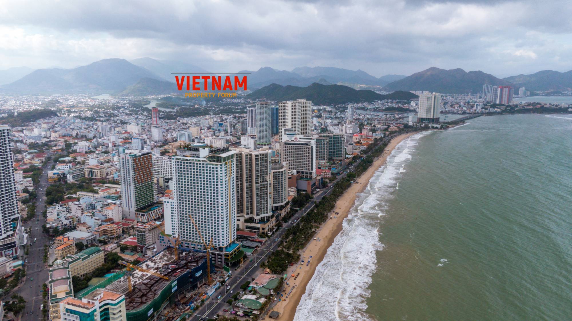 Toàn cảnh hàng chục nghìn phòng khách sạn được xây dựng ven biển Nha ...